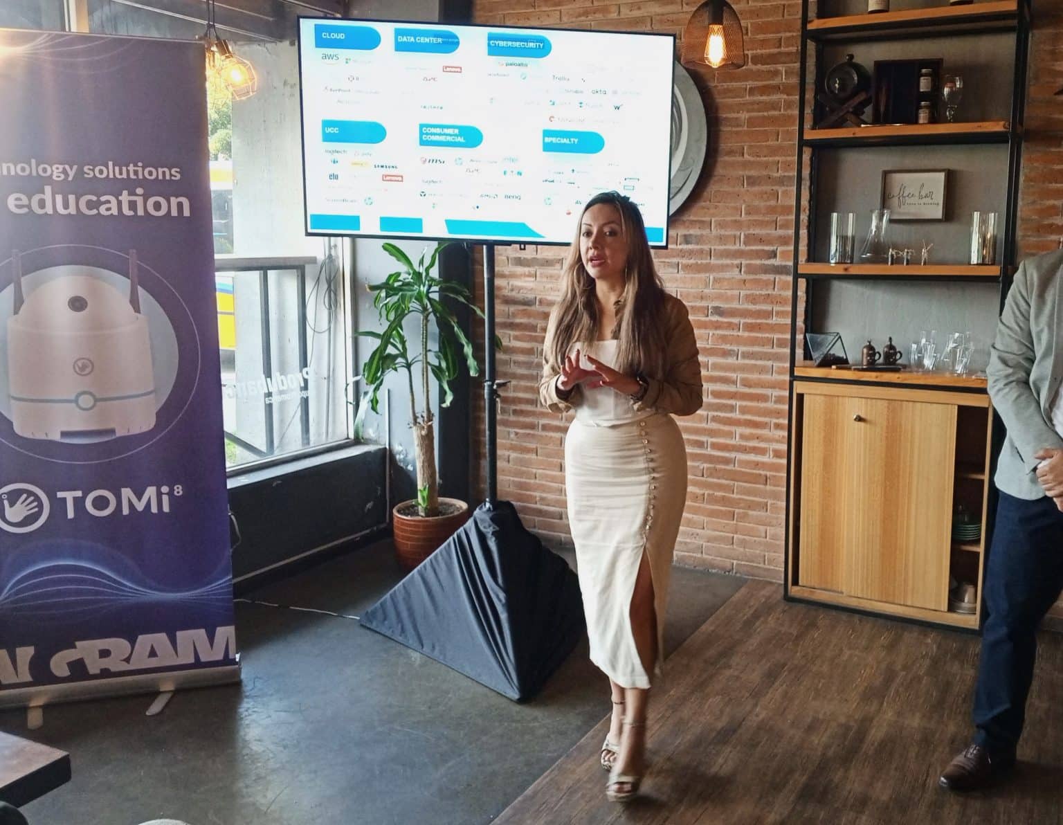 Ingram Micro y TOMI impulsan la transformación del aprendizaje con tecnología interactiva en ...